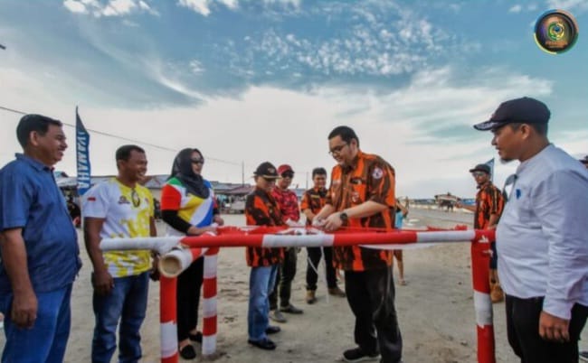 Pj Bupati Parimo Buka Lomba Layang-layang Palelo di Bantaya