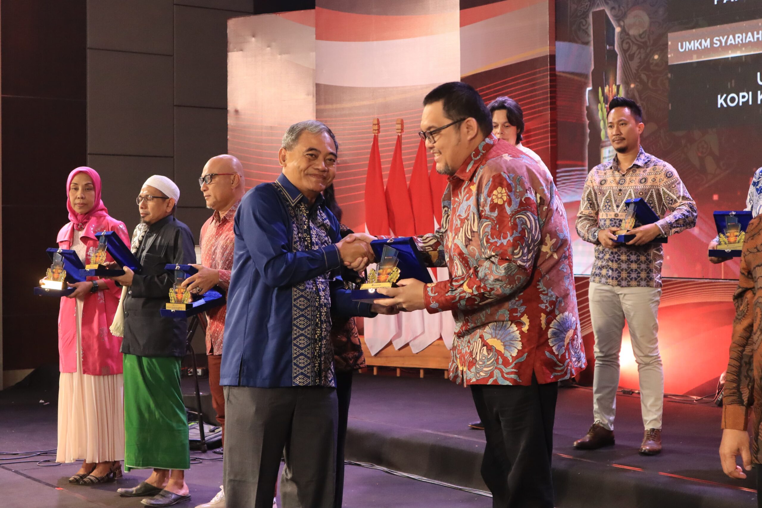 Pemda Parimo Terima Penghargaan Elektronifikasi Transaksi Terbaik dari BI